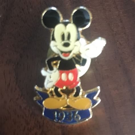 1988 Disney Vintage Collectible Pin Gem
