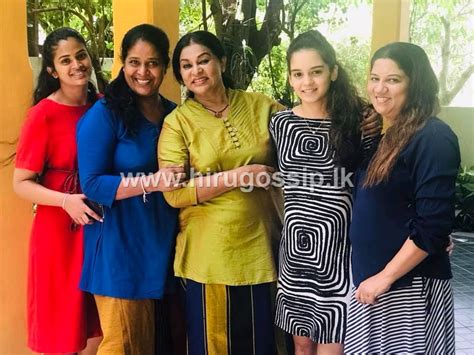 අම්මගෙ උපන්දිනේට සුබ පතන්න හිරු පවුලෙන් අපේ ගෙදර ආවා ප්‍රවිණ ගායන ශිල්පිනී කුමාරි මුණසිංහ