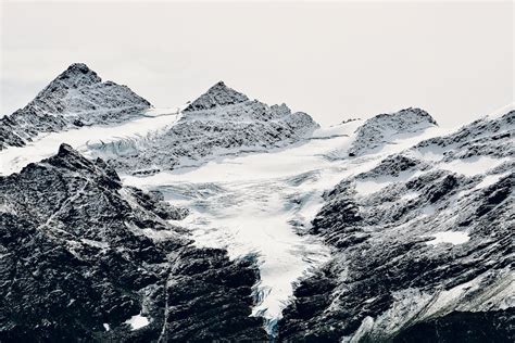 감기 겨울 경치가 좋은 고립된 고요한 광야 그레이스케일 극한의 지형 기후 깨끗한 높은 고도 눈 드론으로 찍은 사진 땅 모험 바위로 된 바위