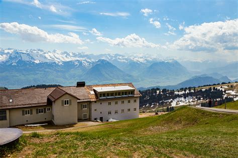 리 기 쿨 름 루 체 른 스위스 알프스와 위에 녹색 잔디 필드 눈 마운틴 뷰는 경관에 대한 스톡 사진 및 기타 이미지 경관 구름 구름 풍경 Istock