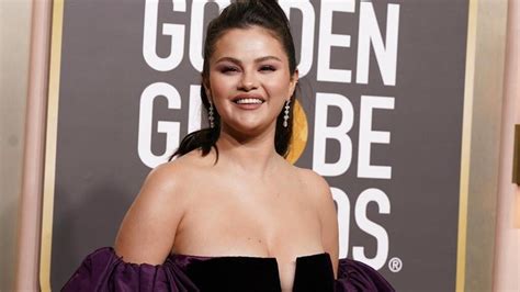 7 Potret Selena Gomez yang Tetap PD Meski BB Naik, Terapkan Body Positivity
