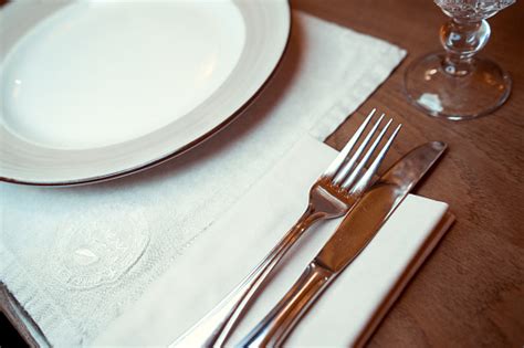 식사 설정 또는 제품 또는 칼 붙이 포크와 소박한 빈티지 나무 테이블 배경에 흰색 클래식 접시의 더미 위에 칼을 포함 하 여 테이블 설정 0명에 대한 스톡 사진 및 기타