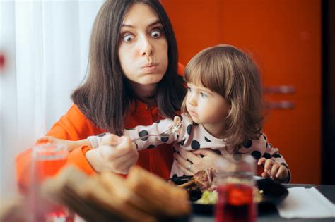 배고픈 엄마 하려고 먹기 에 먹는 동안 아이 앉아 에 그녀의 무릎 어머니에 대한 스톡 사진 및 기타 이미지 어머니 바쁜