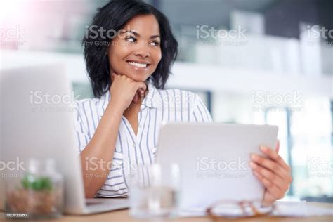 귀하의 모든 전문적인 요구에 대 한 애플 리 케이 션이 있다 노트북에 대한 스톡 사진 및 기타 이미지 노트북 갈색 머리