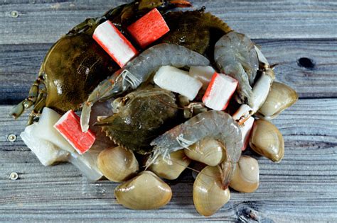 신선한 해산물 해양 게 새우 조개 홍합 간도플리 굴 게 스틱 오징어 오징어 및 생선 필레의 배경은 해산물 식사 수프 또는 바다 음식 샐러드에서 요리할 준비가 되었습니다 0