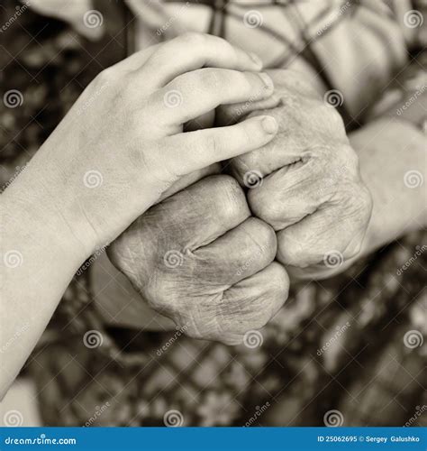 Alte und junge Hände stockbild Bild von speicher liebe 25062695