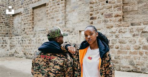 두 사람이 야외에서 포즈를 취하고 한 사람은 다른 사람에게 기대어 있습니다 사진 Unsplash의 무료 창고 이미지