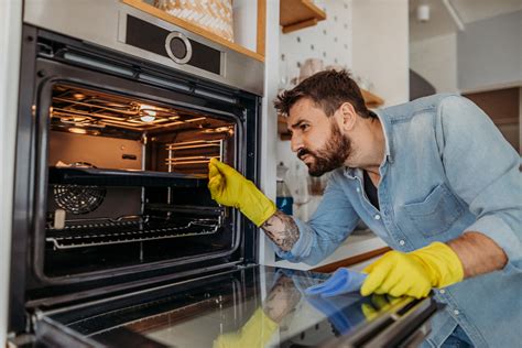 Чим натерти духовку на ніч щоб позбавитися стійких плям простий лайфхак Новости Section Ukr Net
