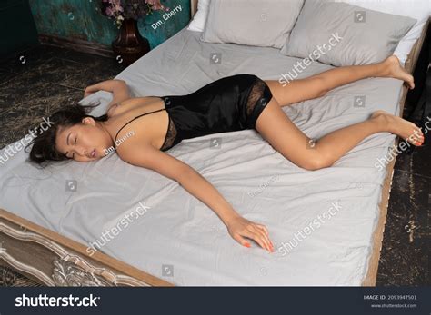 Hermosa Mujer Asiática Atrapada En Un Foto De Stock 2093947501