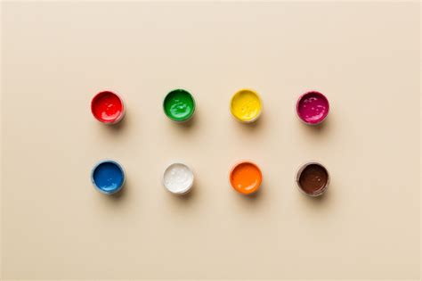 색깔의 배경에 다른 색상의 구아슈항아리 취미 회화 빈 공간이 있는 상단 뷰입니다 창의성을 위한 직장 가정 교육 컨셉 드로잉