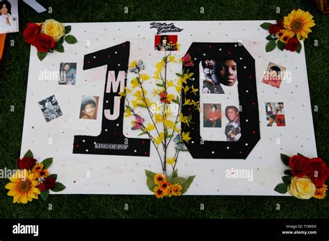 Los Angeles Usa 25th June 2019 Flowers And Pictures Are Seen