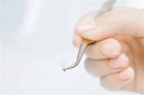 속눈썹 확장 절차 도구 여성 손에 핀셋 집게 및 브러시 속눈썹을 길게 하는 악기 인공 속눈썹 메이크업 화장품에 대한 스톡 사진
