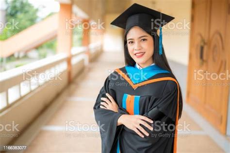 여성 대학 졸업생의 초상화는 검은 주름 드레스 검은 모자와 파란색 술을 착용합니다 교육에 대한 스톡 사진 및 기타 이미지