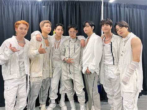 Btsofficial On Twitter 오늘의방탄 아미들의 목소리가 가득한 공연장 이거 꿈 아니죠 😪💜 방탄