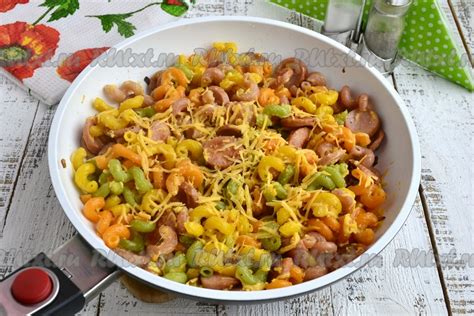Макароны с сосисками и сыром в сковороде: 8 фото в рецепте
