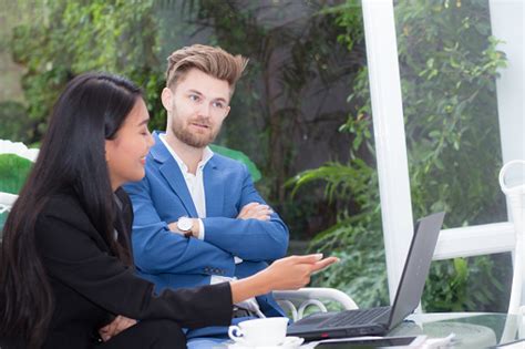 기술 및 사무실 개념2 비즈니스 남성과 여성의 노트북타블렛 Pc 컴퓨터 그리고 사무실에 있는 토론 하는 논문 기업 비즈니스에 대한 스톡 사진 및 기타 이미지 Istock