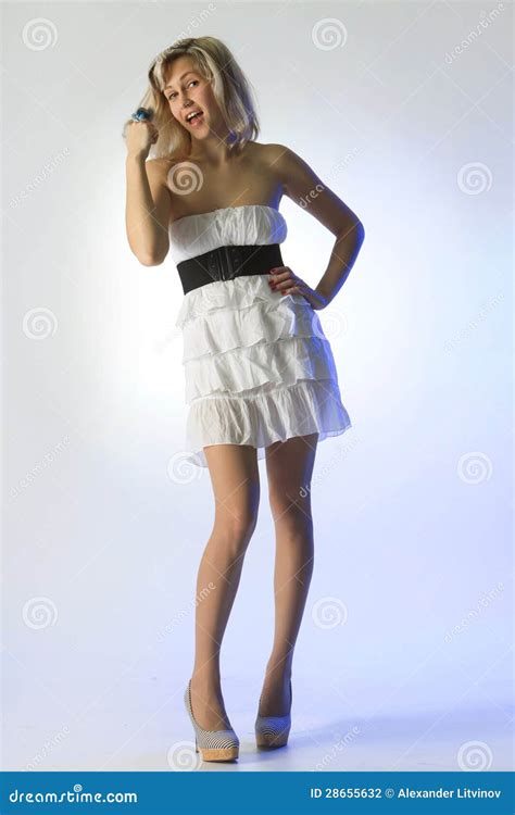 La Fille Mince Dans Une Robe Blanche Photo Stock Image Du Enjouement