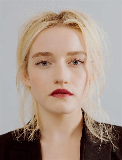Julia Garner Scrolller