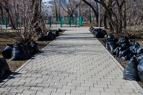 힙 쓰레기 비닐 봉투 정원에서 많은 쓰레기 봉투 폐기물 쓰레기 봉투 비닐 쓰레기 봉투 플라스틱 블랙 많은 더미 쓰레기 봉투에서 오염 0명에 대한 스톡 사진 및 기타 이미지