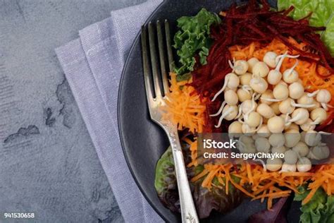 유용한 조리법 부 화 한 완두콩 사탕 무 당근 상 추 요리 텍스트 위한 공간 나뭇잎 상위 뷰 건강한 생활방식에 대한 스톡 사진 및 기타 이미지 Istock