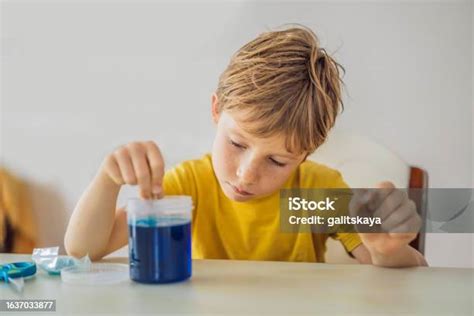 화학 가정 테스트 홈 랩을 위한 도구 소년 탐험가 아이가 화학 반응을 보고 있다 과학 실험을 하는 젊은 화학자 내부 물리적 실험 시험관에 대한 스톡 사진 및 기타 이미지