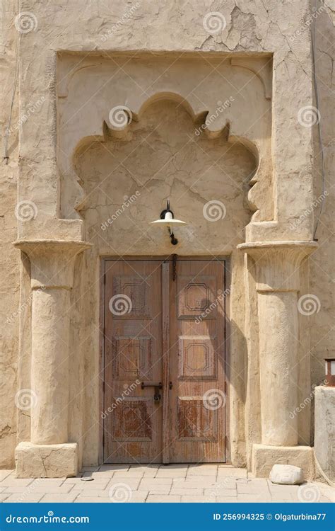 Entrada Vintage A La Casa Oriental Con Puertas Cerradas De Madera