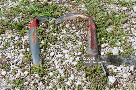 부서진 파괴 된 금속 접힌 차량 보안 자동차 주차 잠금 장치 안전 장벽은 지역 자갈 주차장에 바위와 작은 식물로 둘러싸여 있습니다 0명에 대한 스톡 사진 및 기타 이미지