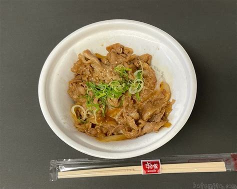 すき家のこだわり丼のテイクアウトを買ってきました！ 『牛カルビ丼』です！ 量は並盛で、 お値段「税込630円」でした。 牛カルビ丼 上から見る