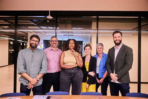 회의실에 함께 서 있는 다양한 사업가들의 미소 짓는 그룹 사진 이미지에 대한 스톡 사진 및 기타 이미지 사진 이미지 Teamwork Makes The Dream