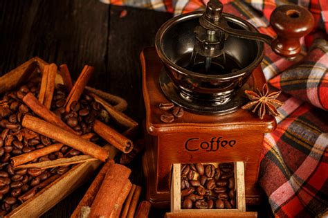 나무 배경에 계 피와 커피 분쇄기로 볶은 커피 콩 검은 나무 테이블에 계 피 젓가락으로 커피 콩 0명에 대한 스톡 사진 및 기타 이미지 Istock