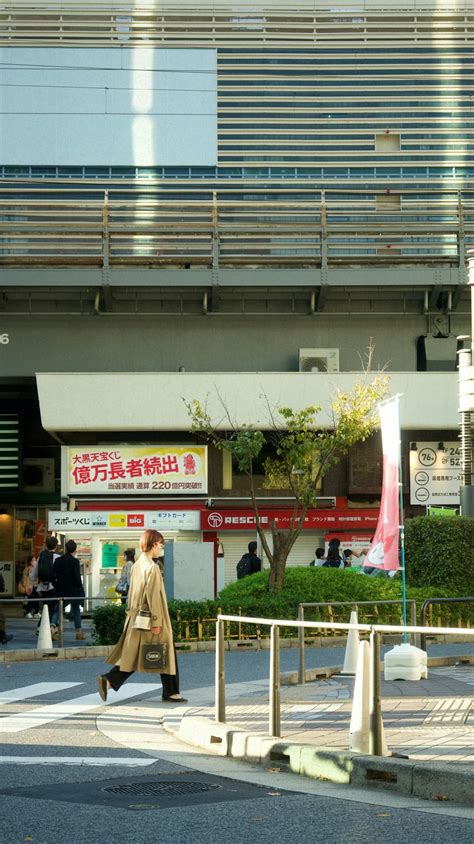 건물 앞에서 길을 건너는 여성 사진 Unsplash의 무료 신바시역 이미지