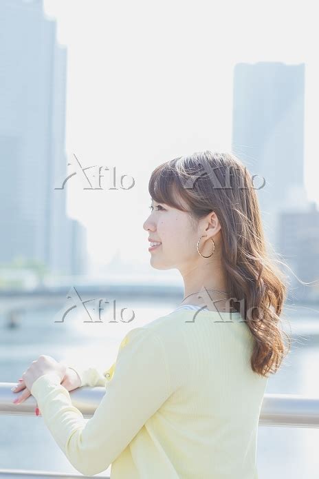 遠くを見つめる日本人女性 34524094 の写真素材 アフロ