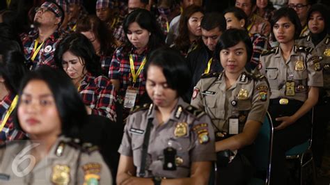 Barisan Polwan Cantik Di Tengah Arena Debat Cagub Dki Jakarta Pemilu