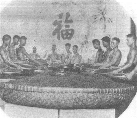 6正兴德茶庄在茶叶产地设有制茶厂。图为福州天津正兴德支厂工人正在筛茶和捡茶的情景。 天津图志 图片