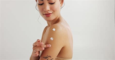 스튜디오 여성 및 스킨케어용 로션 트리트먼트 및 웰빙을 위한 화장품 제품을 사용한 응용 프로그램 모형 공간 여성 사람과 손 바디 크림 아름다움 및 흰색 배경에 대 한 마사지