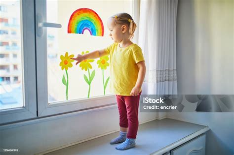 희망의 표시로 창 유리에 무지개 그림을 첨부 사랑스러운 유아 소녀 Flash Mob에 대한 스톡 사진 및 기타 이미지 Flash Mob 개념 건강한 생활방식 Istock