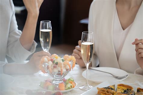 会食のシーン・季節別の服装は？おすすめコーデやマナーを紹介【取引先との接待・上司・懇親会】
