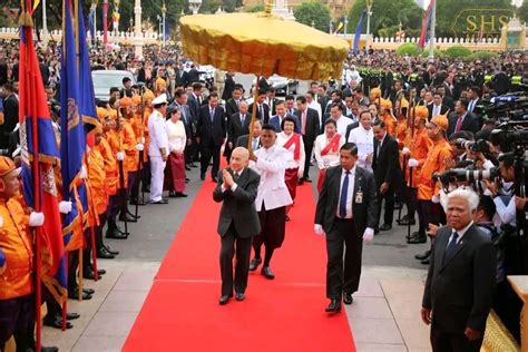 សម្តេចតេជោ ហ៊ុន សែន អញ្ជើញដង្ហែព្រះមហាក្សត្រ យាងទតការប្រណាំងទូកង