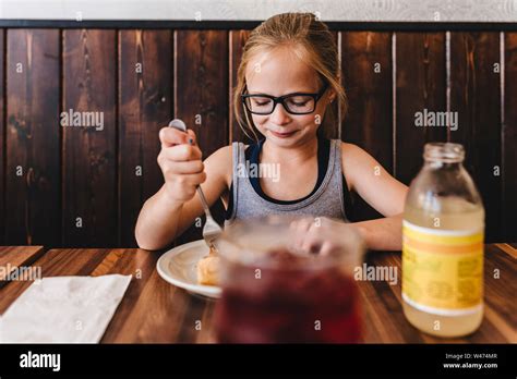 Kleines Mädchen Isst Und Trinkt Am Tisch Im Cafe Restaurant