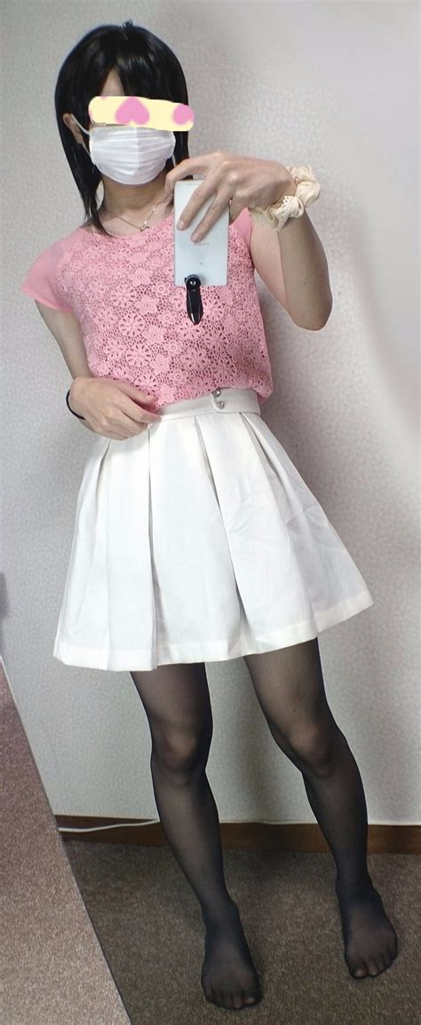 【18歳～20代女装娘エロ画像】 もっこりパンチラしながらパンティに愛液の染みを作るエッチな男の娘 Nikumiちゃん 18歳～20代