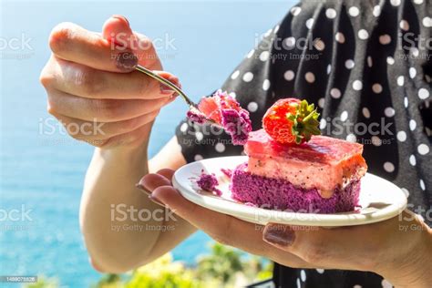 바다를 배경으로 여성 손에 접시에 딸기 케이크 전체 딸기로 불법 행위 꾸미기 거품 내기에 대한 스톡 사진 및 기타 이미지