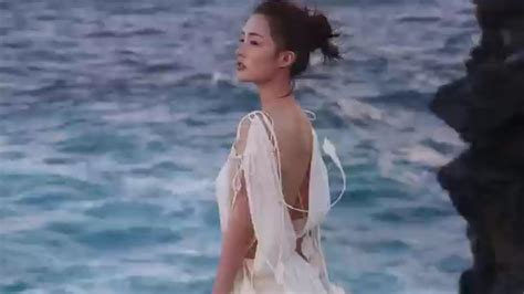 李沁为何至今无人敢追？当看到她的泳装之后，网友：这谁敢追？ Youtube