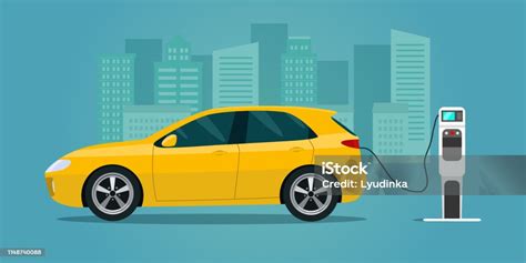 노란 전기는 고립 된 다시 해칭 전기 차는 충전 측면 보기입니다 벡터 평면 스타일 일러스트입니다 전기 자동차 대체 연료 자동차에 대한 스톡 벡터 아트 및 기타 이미지