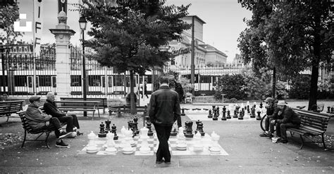 거대한 체스 세트 앞에 서 있는 남자 사진 Unsplash의 무료 사람 이미지