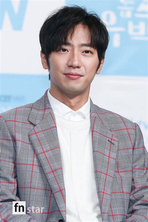 포토 김지석 정리 안된 머리결 헉스