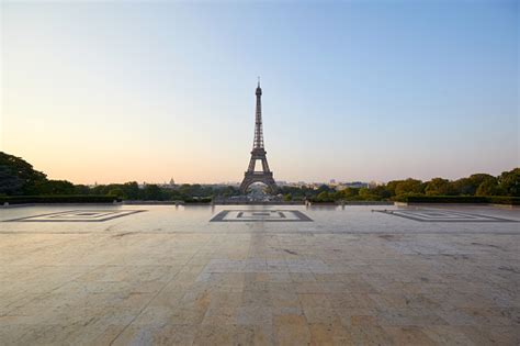 에펠 탑 및 빈 Trocadero 광장 파리 프랑스에서 분명 여름 아침에 아무도 에펠탑에 대한 스톡 사진 및 기타 이미지