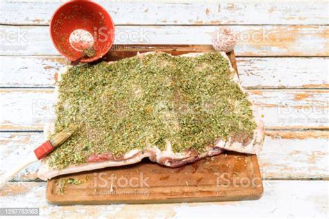 두께가 열린 신선한 돼지 고기 배꼽에 배치 향기로운 허브의 혼합물과 포르쉐타의 준비 고기에 대한 스톡 사진 및 기타 이미지