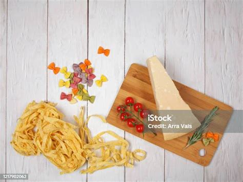 토마토 치즈 로즈마리를 곁들인 드라이 이탈리안 파스타 페투치니와 파폴 0명에 대한 스톡 사진 및 기타 이미지 0명 건강한