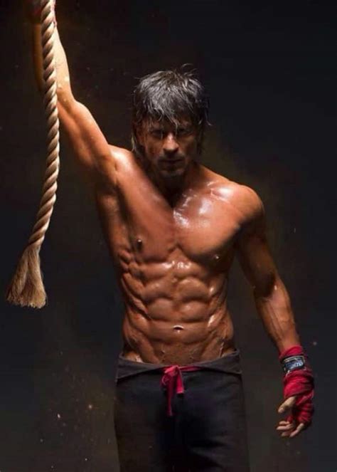 Check Out Another Pic Of Shah Rukh Khans Drool Worthy Body In Happy