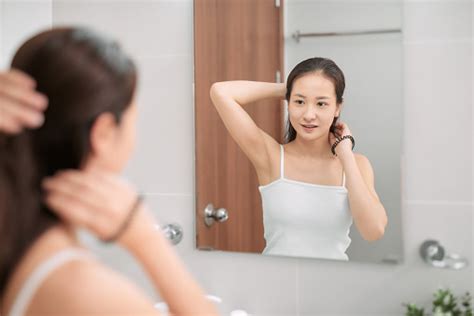 여자 돌보는 치료 는 그녀의 헤어 스타일을 상쾌하게 헤어 케어 개념 거울에 대한 스톡 사진 및 기타 이미지 거울 긴 머리